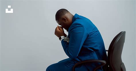 파란 양복을 입은 남자가 검은 의자에 앉아 있다 사진 Unsplash의 무료 남자 생각 이미지