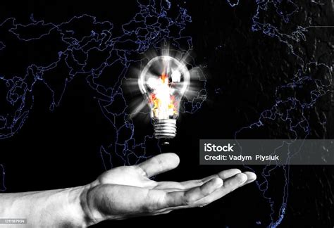 남자의 손으로 램프 새로운 밝은 아이디어 개념 직장에서 브레인스토밍 검은 색 배경에 이미지를 매핑합니다 세계화 개념입니다 개념에 대한 스톡 사진 및 기타 이미지 Istock