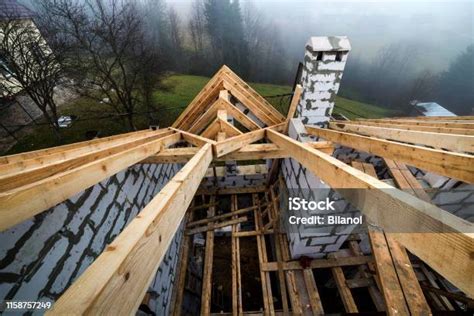 중공 폼 절연 블록으로 만든 벽에 나무 목재 빔과 판자에서 지붕 프레임의 상단보기 건물 지붕 건설 및 리노베이션 개념 가문비