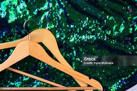 그린 패션 스팽글에 옷걸이는 카피 스페이스와 직물 배경 의식적이고 환경 친화적 인 단점 의류 대여 서비스 느린 패션 컨셉 렌트패션 의류 0명에 대한 스톡 사진 및 기타