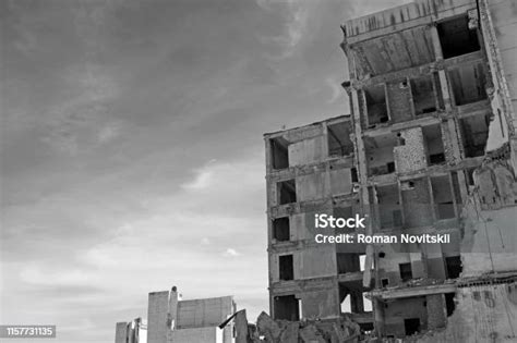 하늘을 배경으로 파괴된 콘크리트 건물의 잔해 텍스트의 공백입니다 흑백 배경 Charitable Foundation에 대한 스톡