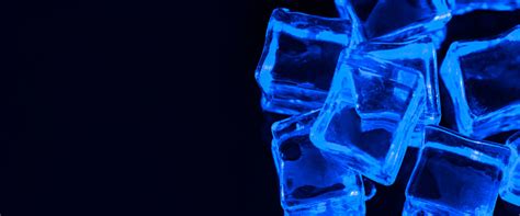 배너 파란색 백라이트와 검은 색 배경에 얼음 큐브 조명 얼음 조각 비문 아래에 빈 공간이 남습니다 0명에 대한 스톡 사진 및