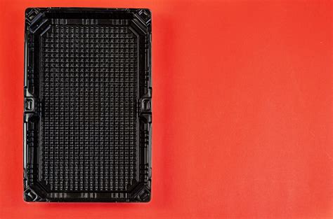 빨간색 배경에 있는 제품을 위한 빈 직사각형 검은색 플라스틱 용기 0명에 대한 스톡 사진 및 기타 이미지 0명 검은색 구매 Istock