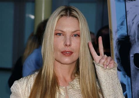 Download Blonde Celebrity Peace Sign Event Wallpaper