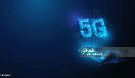 손에 있는 로우 폴리 5g 무선 모바일 네트워크 스마트폰의 추상 그림 와이어 프레임 메쉬로 5 세대 통신 하드웨어 기술 개념을 묘사 한 파란색 기하학적 배경 3차원 형태에