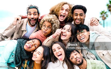 여행 휴가에 최고의 셀카를 찍는 다문화 남자와 여자 바르셀로나에서 함께 즐거운 하루를 보내는 젊은 국제 사람들에 대한 행복한 생활 스타일의 우정 개념 밝은 필터 대규모에