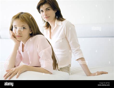 Preteen Mädchen Mit Mutter Im Hintergrund Stockfotografie Alamy