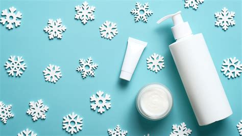겨울 스킨 케어 화장품 흰색 빈 펌프 병 항아리 또는 모이스처라이저 크림 튜브 및 눈송이를 붙여 넣기 블루 배경 플랫 레이 상단 보기 0명에 대한 스톡 사진 및 기타 이미지