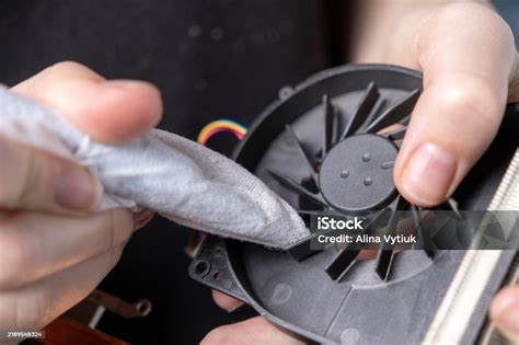 공기 흐름을 개선하고 과열을 방지하기 위해 유지 보수 중 천으로 노트북 냉각 팬 블레이드를 청소하십시오 Cpu에 대한 스톡 사진 및 기타 이미지 Istock