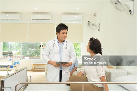 아시아 의사가 요양원에서 의료 및 건강 관리 치료를 받고 있는 병원의 침대에서 아픈 노인 노인 환자의 시신을 검진하는 초상화 사람들의 라이프 스타일 2명에 대한 스톡 사진