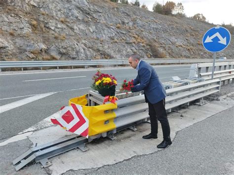 Почит към жертвите в катастрофата край Боснек Областният управител на