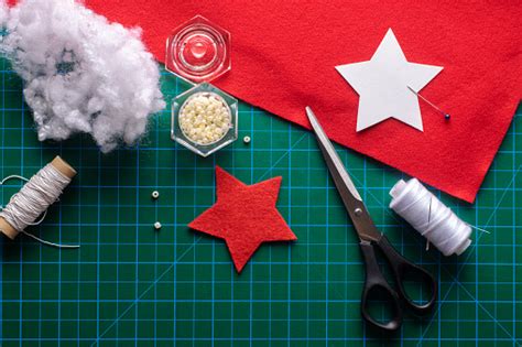 펠트에서 크리스마스 붉은 별을 바느질하기위한 재료 펠트 가위 필러 바늘 실 단계별 제조 지침 1단계 0명에 대한 스톡 사진 및 기타 이미지 Istock