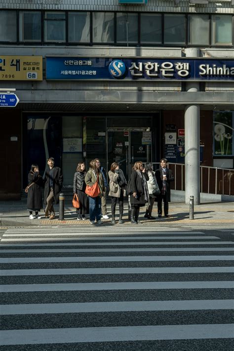 길을 건너기 위해 기다리는 한 무리의 사람들 사진 Unsplash의 무료 거리 사진 이미지