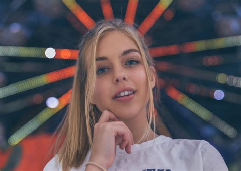 배경 화면 여자들 모델 초상화 뷰어를보고 피사계 심도 웃고있는 옥외 금발의 얼굴 야외 여성 2500x1786 Consistenthypocrite