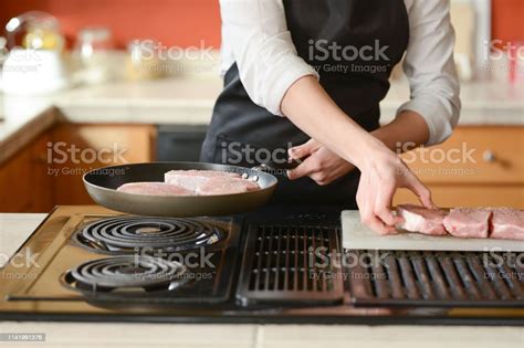 요리사는 주방에서 신선한 돼지고기 스테이크 가정 요리 메뉴를 준비 합니다 요리 조리법 레스토랑 메뉴 맛 있는 음식 고급 요리에