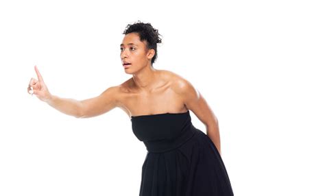 전면보기 1인 허리 까지 2029세 성인 아름다운 아프리카 민족 아프리카계 민족 젊은 여성 화이트 배경 의 앞에 서 있는 젊은 여성 미소 행복 쾌활한 시원한 자세 20 24