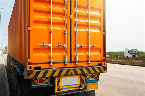 선박 화물 콘테이너 안전 강철 문 세미 트레일러 트럭 상업용 트럭 배달 특급 운송 트럭 트랙터 화물 트럭 물류 화물 운송 0명에 대한 스톡 사진 및 기타 이미지 Istock