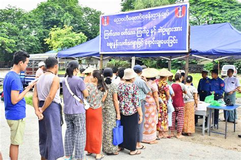 ကျောက်ဖြူမြို့၌ ဓညဝတီရေတပ်စခန်းဌာနချုပ်မှ ဒေသခံပြည်သူများနှင့် ဌာနဆိုင်ရာဝန်ထမ်းများအား ဝက်သား