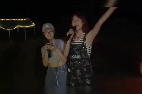 跟姐妹一起晚上高歌哈哈哈哈姐妹