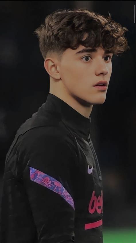 Pin By Anela Costa On Fondos De Pantalla Soccer Players Soccer Players Haircuts Handsome
