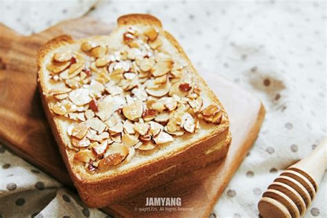 꿀 아몬드 빵 만들기