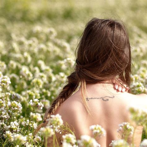 Фото Девушек Со Спины С Цветами — Картинки фотографии