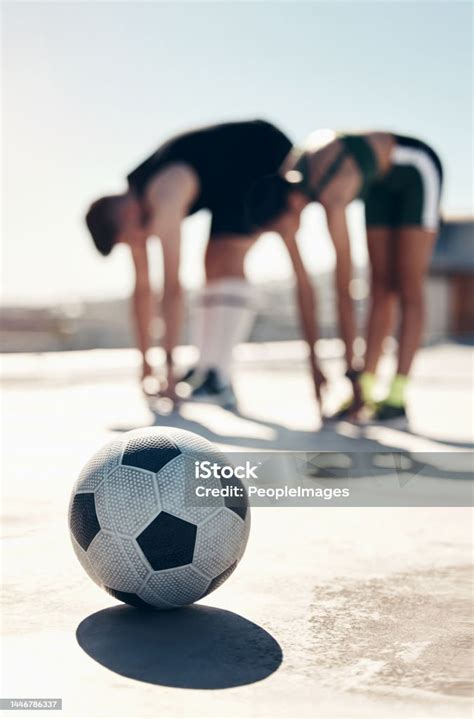 축구 스트레칭 및 프로 이벤트 경쟁 및 게임을 위해 도시에서 훈련하는 사람들 운동선수 친구들이 그라운드에서 함께 워밍업 유산소 운동 축구 스포츠 운동을 하고 있다 서 있기에