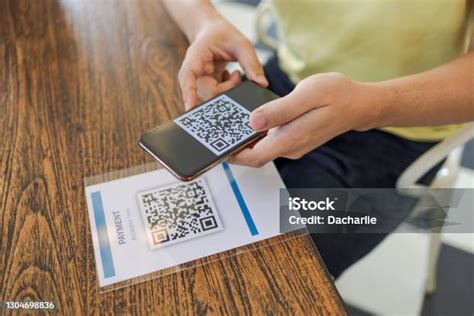 Qr 코드 지불 전자 지갑 남자 스캔 태그 허용 돈 없이 디지털 지불을 생성스캔 Qr 코드 온라인 쇼핑 무현금 지불 및 확인 기술 개념 Qr코드에 대한 스톡 사진 및 기타