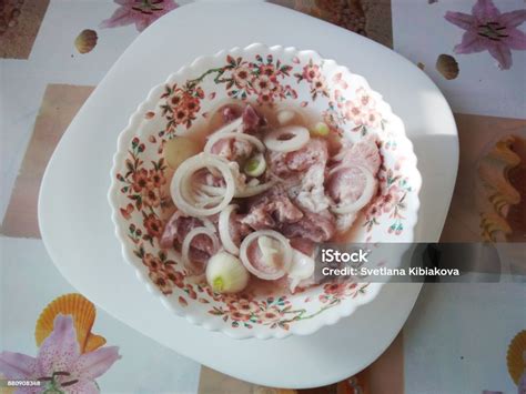 매 리 네 이드에 양파와 스테이크 고기 흰색 접시에 양파와 고기 0명에 대한 스톡 사진 및 기타 이미지 0명 날것 러시아 Istock