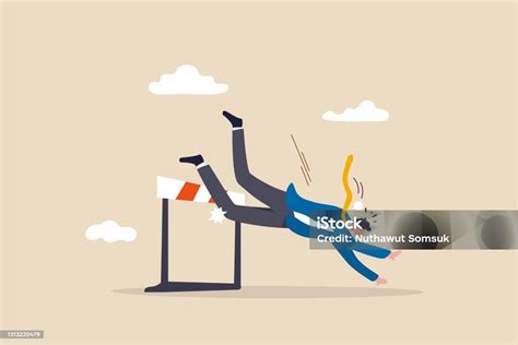 비즈니스 실패 실수 또는 어려움이나 장애물을 극복하거나 문제 또는 직원 개념을 과소 평가 할 수 없습니다 좌절 사업가 패자는 장애물을 뛰어 넘어 땅에 떨어지는 실패 실패에