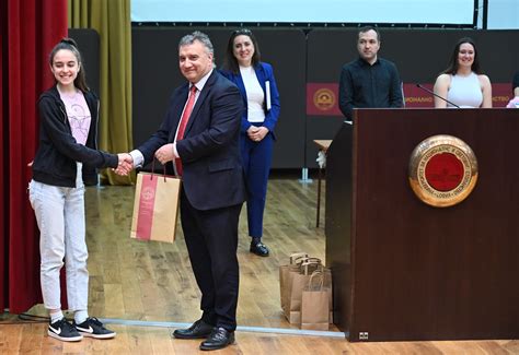 УНСС С много овации наградиха победителите в Националния турнир по английска реч и дебати и