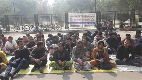 কাফনের কাপড় জড়িয়ে চাকরিতে পুনর্বহালে অনশনে ক্যাডেট এসআইরা