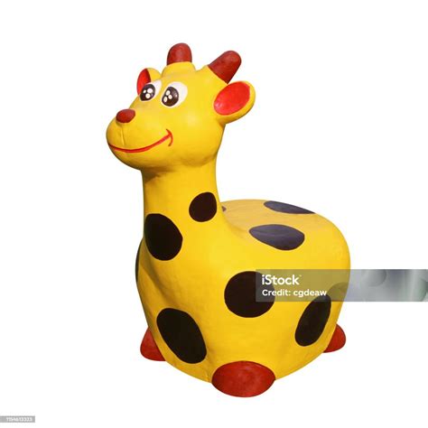 기린 성형 인형 그림 노란색 줄무늬 검은 점 색상 장식 어린이 놀이터 흰색 배경에 고립 기린 인형 만화 아이 귀여운 기린 동상 기린에 대한 스톡 사진 및 기타 이미지