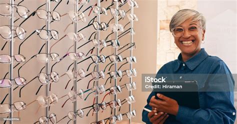 태블릿 안경 및 초상화는 체크리스트 관리 및 연구를 위해 매장에 있는 여성과 함께합니다 의료 디지털 및 안과 진료 여성 직원과 시력 기술 및 안과 진료 검안사에 대한 스톡