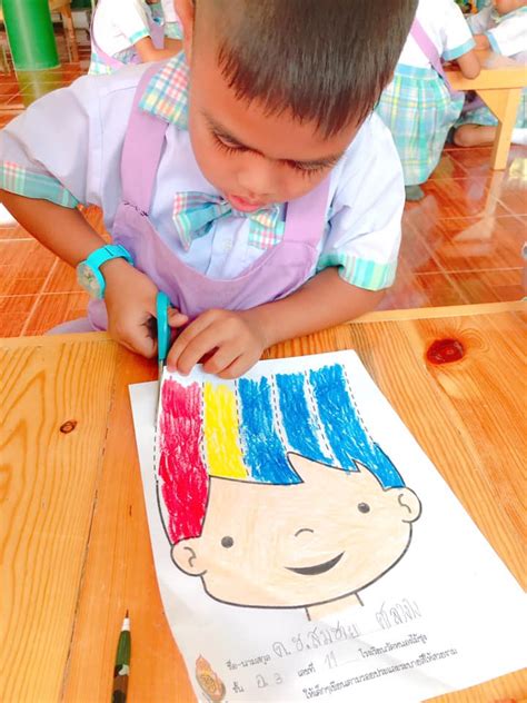 กิจกรรมการใช้กรรไกรตัดกระดาษ ️ ห้องอนุบาลครูกุ๊กไก่ Facebook