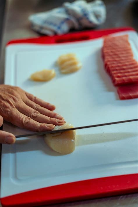 가리비 근접 촬영 도마 도쿄 도쿄셰프 미식 요리 사시미 준비 살코기 셰프 손으로 자르기 슬라이스 신선한 재료 신선한 해산물 아시아 요리 요리 과정