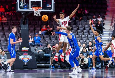 Unlvs Dedan Thomas Jr Stars Ahead Of Saint Marys Matchup Unlv Basketball Sports Unlv