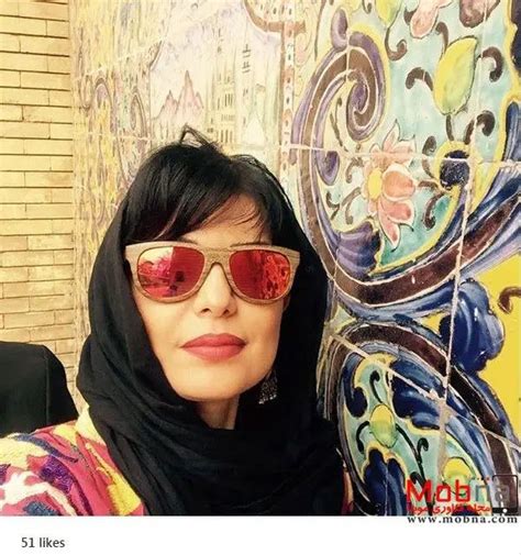 سلفی ساغر شکوری در کنار نمای هنری یک ساختمان عکس