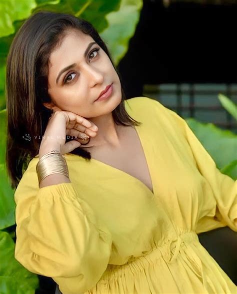 മഞ്ഞ അഴകിൽ തിളങ്ങി ലിയോണ എന്തൊരു അഴകാണെന്നു ആരാധകർ Actress Leona