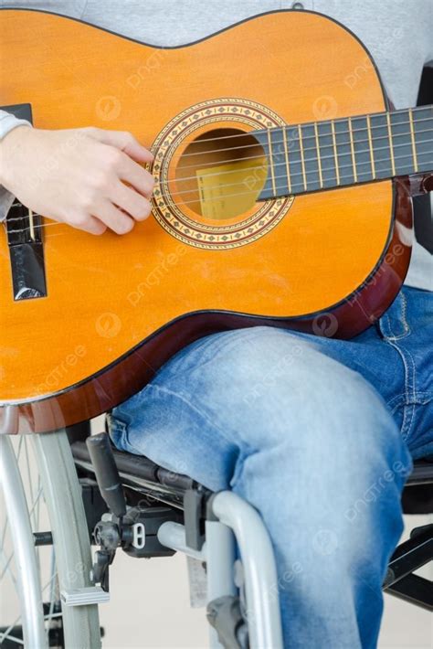 Discapacitado Guitarrista Acústica Adulto Componer Foto Fondos E Imagen