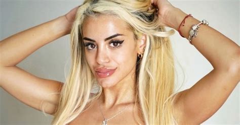 Anto Pane La Modelo De Onlyfans Paralizó Instagram Con Una Microbikini Rosa Intenso