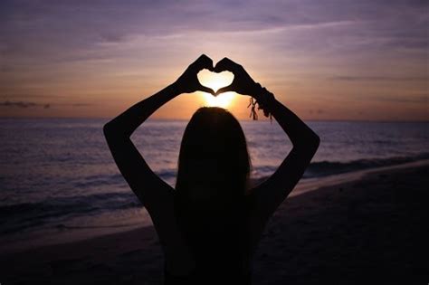 宮古島の海に落ちていく夕陽とloveハートのフリー画像｜おしゃれなフリー写真素材：girly Drop