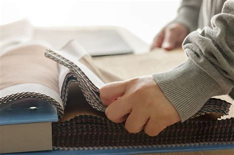 커튼용 직물을 선택하는 패브릭 컬러 샘플을 가진 여성 디자이너 갈색에 대한 스톡 사진 및 기타 이미지 갈색 결정 고름 Istock