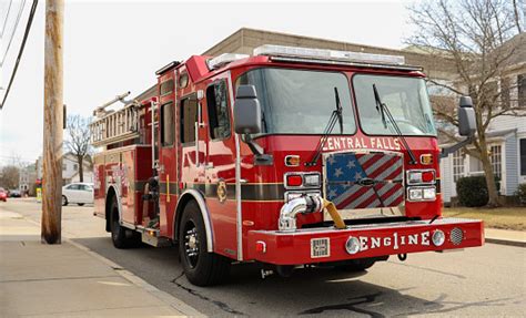 빨간색 소방차에는 큰 타이어와 트럭 상단에 사다리가 부착된 밝은 빨간색 소방차가 있을 것입니다 0명에 대한 스톡 사진 및 기타