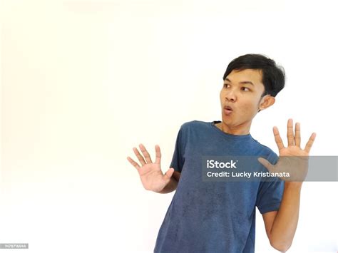 하얀색으로 고립된 빈 공간을 바라보는 충격적인 얼굴의 아시아 남자의 전체 초상화 20 24세에 대한 스톡 사진 및 기타 이미지