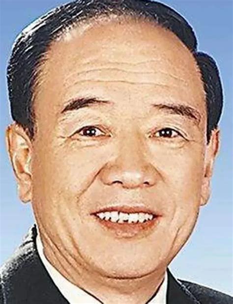 他曾担任山西省委书记，把女儿嫁给华国锋的儿子，帮助华国锋完成遗愿