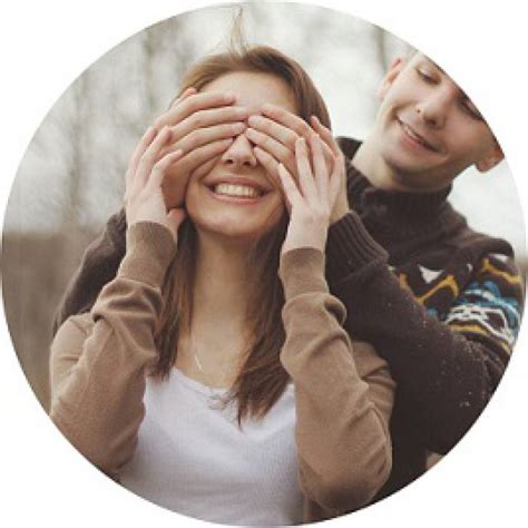 Девушка Закрывает Глаза Руками Фото — Картинки фотографии