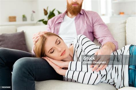 빨간 머리 수염 Hipster 행복 평온 순도 아름다움 조용한 기쁨 기쁨 조용한 파트너 개념을 즐길 수 있습니다 매력적인 귀여운 달콤한 아름 다운 사랑 스런 남편의 무릎에의