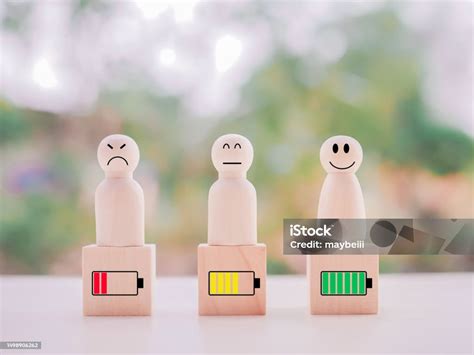 나무로 된 인간의 모습과 감정적인 얼굴 높이로 배터리 충전 상태 0명에 대한 스톡 사진 및 기타 이미지 0명 감정 개념 Istock