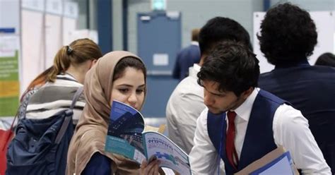 일자리 구하는 외국인들